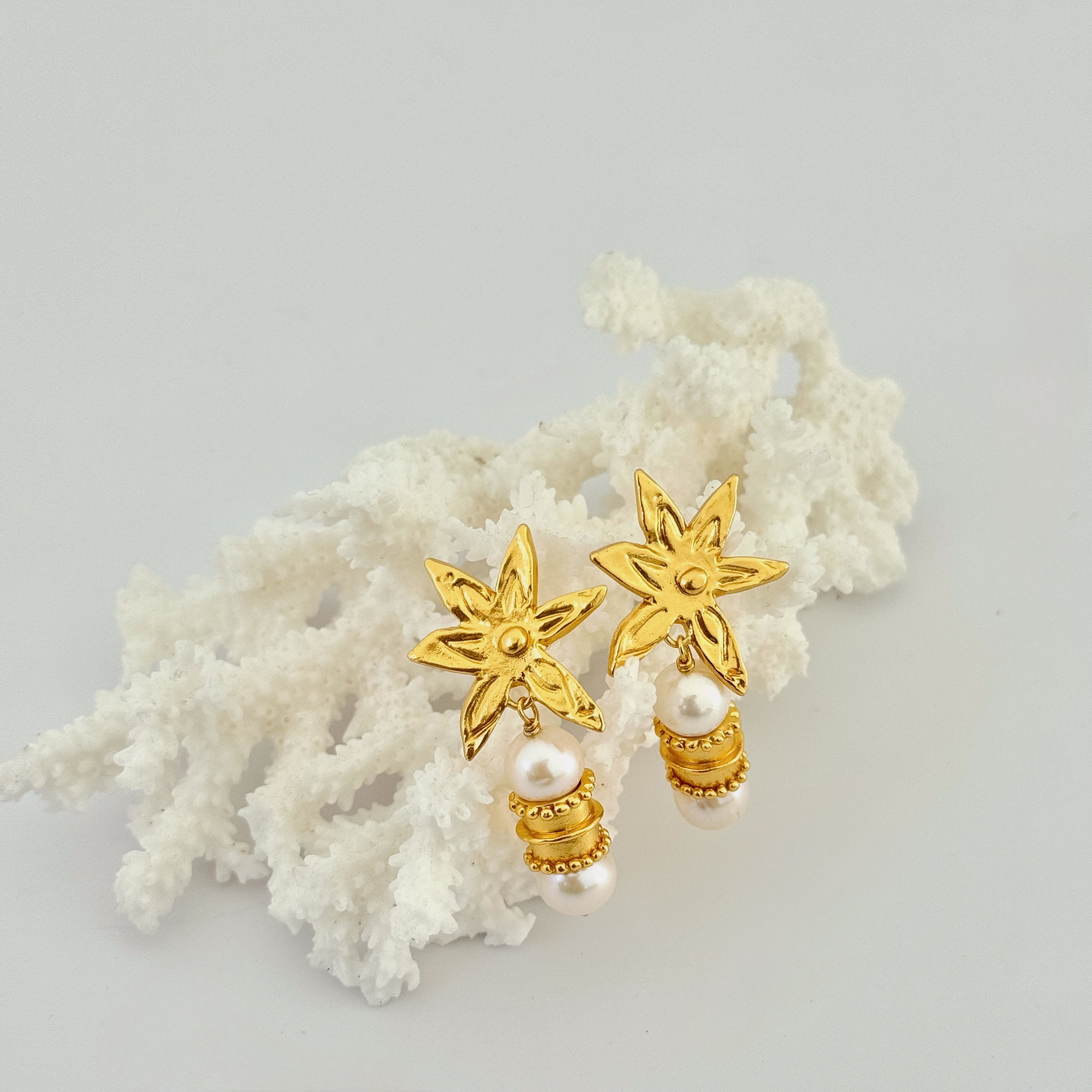 CLEOPATRA'S BLING ALBEDO EARRINGS IN PEARL: GOLD – Common Circus
